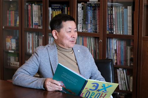 Р Энхбат “Эх орон” бол гэр бүлийн ном Аав ээжүүд ч гэсэн эх орон гэж юу байдгийг ойлгож таних