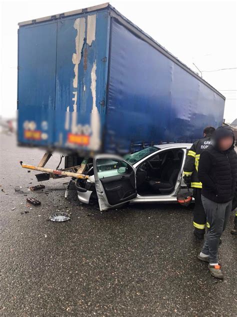 ТОнеТО На Київщині легковик на швидкості влетів у вантажівку є постраждалий Новости про