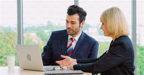 두 명의 사업가가 사무실 회의실에서 프로젝트 전략에 대해 이야기합니다 사업가는 재무 데이터 보고서에 대한 대화와 조언을 하면서 현대 직장에서 동료와 프로젝트 계획에 대해