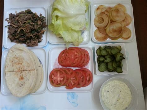 아침 일찍 일어나서 준비한 피타 브레드 샌드위치 같이 근무하는 쌤들 위해 만들었어요~~ㅎㅎㅎ 빵 속에 타르타르 소스 바르고 양상추피클소불고기구운 양파토마토