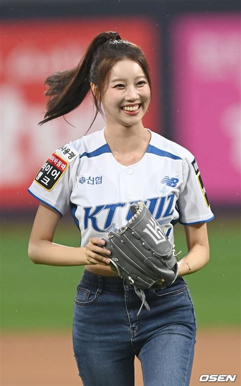 [사진]2023 미스코리아 선 정규리 시구 마치고 미소 활짝 Osen