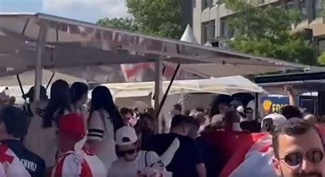 რა ხდება გელზენკირხენში ახლა სადაც ქართველი გულშემატკივრები იკრიბებიან პალიტრა ვიდეო