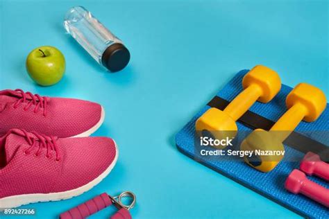 건강 한 개념 파란색 배경 건강 식품 및 운동 개념에 스포츠 단 화와 병 물과 아령 다이어트 계획 가냘픈에 대한 스톡 사진 및 기타 이미지 Istock