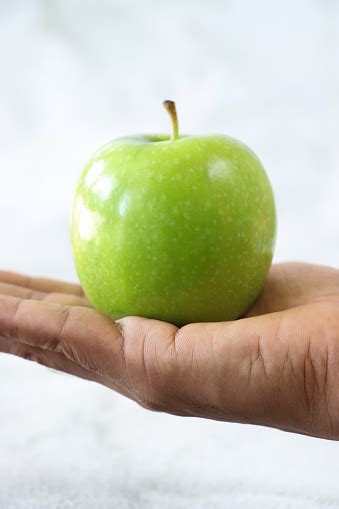 녹색 할머니 스미스 사과 의 이미지 인식 할 수없는 사람 광택이 나고 얼룩덜룩 한 피부 과일 조각 얼룩덜룩 한 흰색 배경 전경에 초점을 맞춘 줄기가 있습니다 건강한 생활