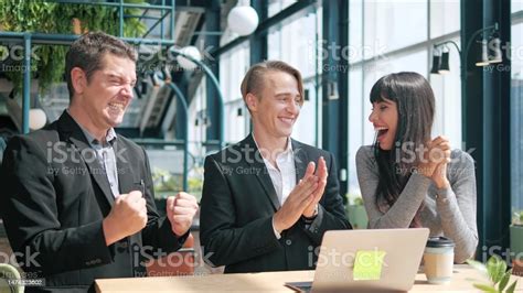 업무에 노트북을 사용하고 현대적인 사무실에서 프로젝트 완료를 축하하는 다양한 비즈니스 그룹 계획에 대한 스톡 사진 및 기타 이미지 계획 교육 기업가 Istock