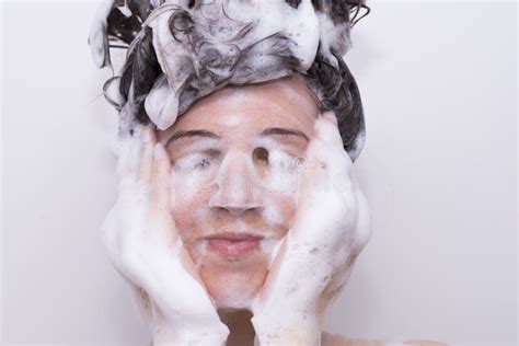 Mädchen unter der Dusche stockbild Bild von karosserie 62236525