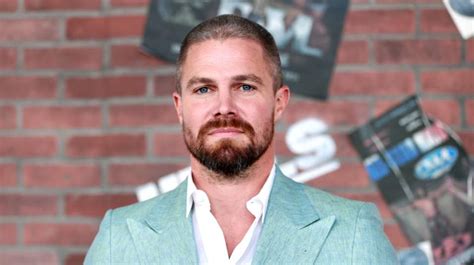 Stephen Amell Body Measurements Height Weight Shoe Size