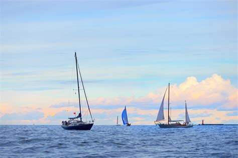 블루 슬루프 리깅 범선 빈티지 나무 두 돛대 요트 및 기타 요트는 뇌우 후 화려한 하늘 아래 영국의 해안에 정박 드라마틱한 바다 풍경 0명에 대한 스톡 사진 및 기타 이미지