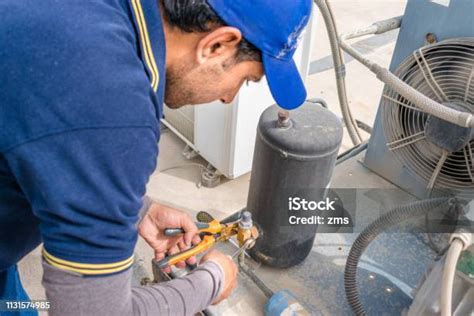 전문 전기 기술자는 건물의 지붕 상단에 에어컨의 무거운 의무 단위를 고정 하 고 파란색 유니폼과 머리 캡을 착용 Stem 주제에 대한 스톡 사진 및 기타 이미지 Istock