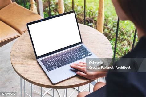 나무 테이블에 빈 흰색 데스크톱 화면노트북 컴퓨터 터치 패드를 사용하고 만지는 여성 30 34세에 대한 스톡 사진 및 기타 이미지 30 34세 개념 공란 Istock