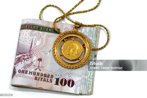 주권 영국 금화는 금괴 동전 모양 사우디 아라비아 리얄 현금 돈 지폐 사우디 리얄 돈과 인플레이션 개념의 금 가격에 조지와 용 보석 또는 보석을 특징으로합니다 0명에 대한