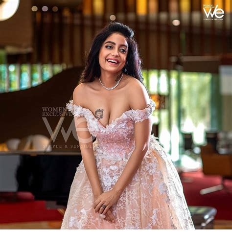 desitaless abirami venkatachalam hot cleavage show