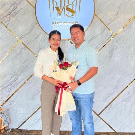 ឧកញ៉ាបណ្ឌិត គីម ហ៊ាង និងលោកជំទាវ គង់ សំណាង គោរពជូនពរ ឯកឧត្ដម ឌី វិជ្ជា និងលោកជំទាវ ហ៊ុន ម៉ាណា