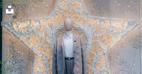 겨울 코트와 부츠를 입은 마네킹이 사진 Unsplash의 무료 유행 이미지