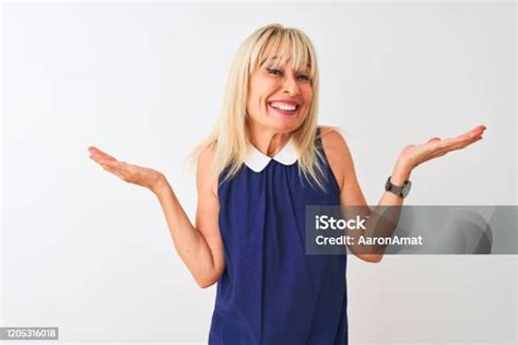 고립 된 흰색 배경 에 서 우아한 파란색 드레스를 입고 중년 여성은 팔과 손을 들고 단서와 혼란 스러운 표정 의심 개념 감정에 대한 스톡 사진 및 기타 이미지 Istock
