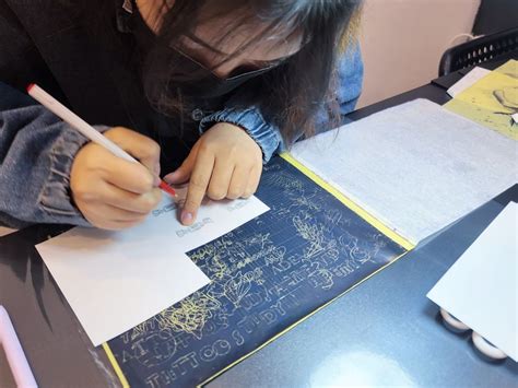 타투스터디부산점 제작도안 고무판연습을 위해 전사작업 중인 수강생의 모습☺️ 타투스터디 강사진분들의