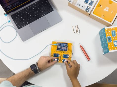 Two New Arduino Plug And Make Kit Projects Recreate Iconic Vintage