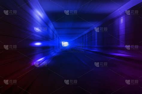 空的背景场景。潮湿的柏油路面上的黑暗反光。霓虹的光芒在黑暗中，霓虹的身影，烟雾。背景空舞台表演。抽象