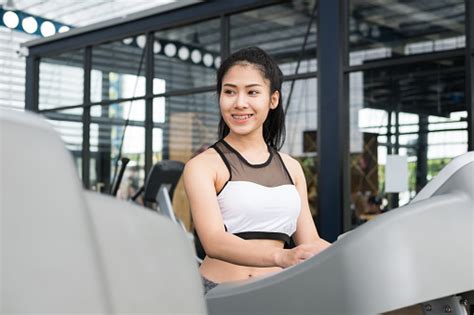 젊은 여자 휘트니스 센터에서 운동을 실행 합니다 여자 선수 체육관에서 디딜 방 아에 걷는입니다 헬스 클럽에서 운동을 하는 발랄 한 소녀 건강한 생활방식에 대한 스톡 사진 및