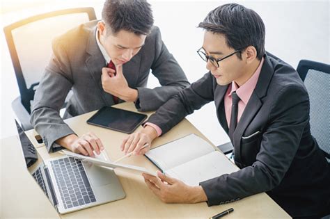 초상화 젊은 아시아 창조적 인 비즈니스 맨 작업 성공 프로젝트 와 팀 비즈니스 사람들 Weare 캐주얼 정장 의상 작업 행복 한 행동 현대 코워킹 공간 금융에 대한 스톡