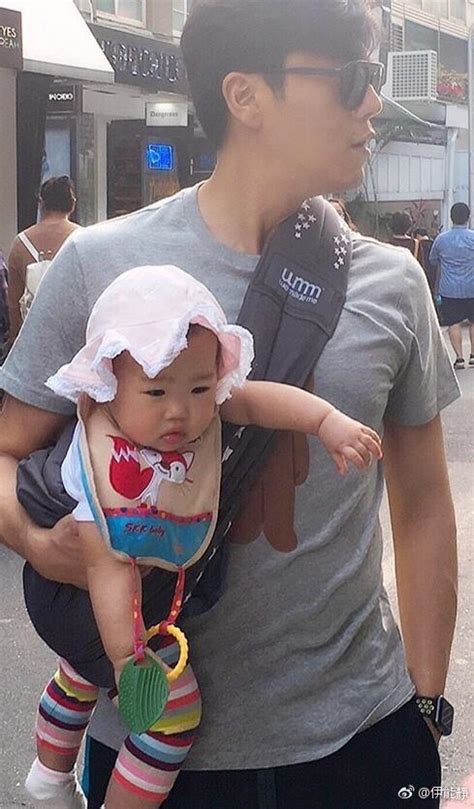 伊能靜曬老公帶愛女出街，秦昊帶娃姿勢豪邁小米粒胳膊胖成腿 每日頭條