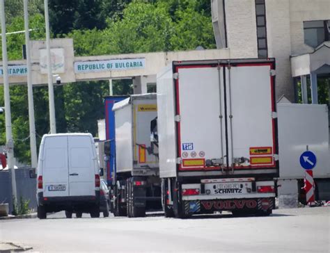 Подписка Хора искат стандарт от 1 минута за обработка на камионите по границите Новини от
