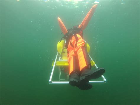 An Autonomous Underwater Robot Saves People From Drowning