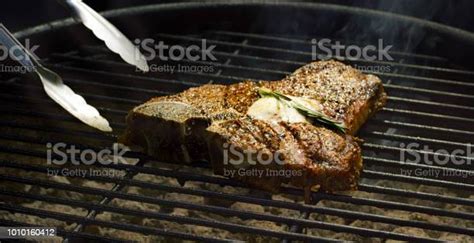 버터와 로즈마리 바베 큐 그릴의 뜨거운 불길 위에 요리는 노련한 티 본 스테이크를 선택에 금속 집게 도달 0명에 대한 스톡 사진 및 기타 이미지 Istock