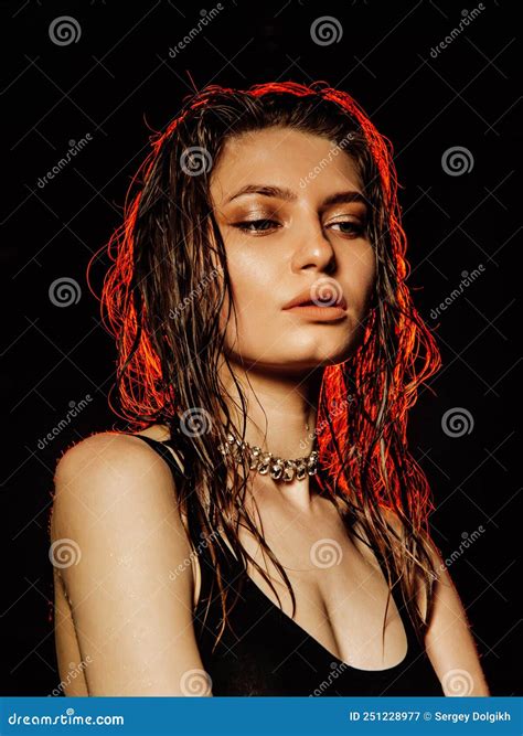 Bella Joven Mujer Con Piel Fresca Limpia Chica Belleza Cara Cuidado Cuerpo Y Pelo Tratamiento