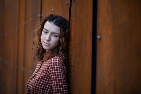 시내 거리에서 야외 포즈를 취하는 카메라를 보고 화려한 곱슬 빨간 생강 머리를 가진 젊은 여성을 꿈꾸는 여성 초상화입니다 가을에 대한 스톡 사진 및 기타 이미지 Istock