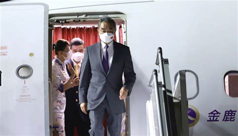 លោក វ៉ាង យី រដ្ឋមន្ត្រី ការ បរទេស ចិន មក ដល់ ព្រ លាន យន្តហោះ អន្តរជាតិ ភ្នំពេញ ហើយ Koh