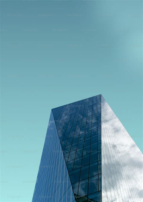 보라색 하늘을 배경으로 한 높은 노란색과 보라색 건물 사진 Unsplash의 각 이미지