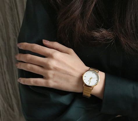 Badu Bg Стилен дамски часовник кръгъл с метална каишка Badu Bg