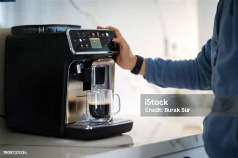 커피 머신에서 모닝 커피를 준비하고 하루를 시작하고 기술을 만지다 가정 생활에 대한 스톡 사진 및 기타 이미지 가정 생활 가정 주방 가정의 방 Istock