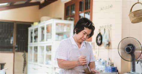 정통 아시아 노인 여성 가족 저녁 식사 음식 개념에 대한 사랑으로 요리 집에서 현지 전통 태국 스타일의 실내 주방 사진 Unsplash의 건강한 라이프 스타일 이미지