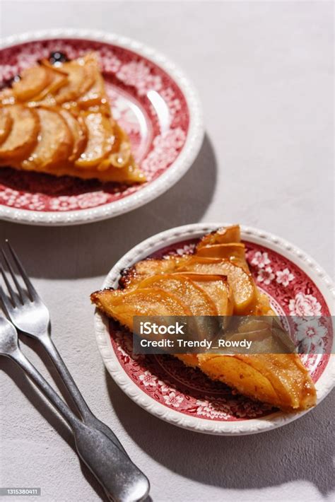 가벼운 콘크리트 배경에 접시에 집에서 만든 프랑스 애플 타르트 또는 파이의 조각 사과에 대한 스톡 사진 및 기타 이미지 사과