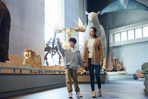 자연사 박물관을 방문하는 엄마와 아이 사진 무료 다운로드 Lovepik