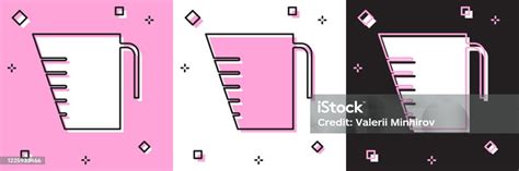 분홍색과 흰색 검은 색 배경에 격리 된 건조 하고 액체 음식 아이콘을 측정하기 위해 측정 컵을 설정합니다 손잡이가 달린 플라스틱 그라디드 비커 벡터 일러스트레이션 가정