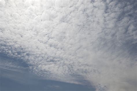 파란 하늘과 하얀 구름이있는 풍경 유토이미지 상세페이지 베이직샵 사진 21344184