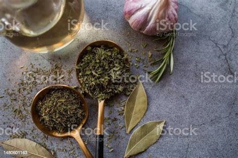 향기로운 향신료 회색 배경에 말린 파슬리 딜 로즈마리 마늘 월계수 잎 여유 공간 0명에 대한 스톡 사진 및 기타 이미지 Istock