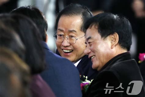 미소짓는 홍준표 대구시장 뉴스1