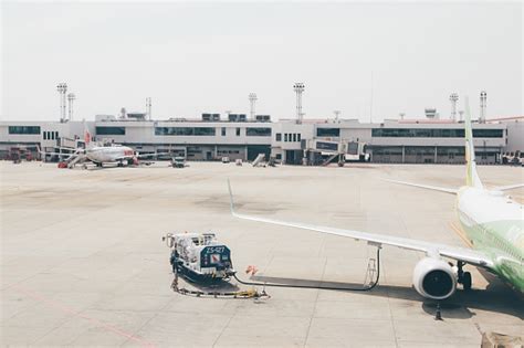 방콕 Th12 월 30 일 비행 활주로에서 항공기 유지 보수 하기 전에 비행기를 확인 12 월에 방콕 Th에에서 30 2017 공항에 대한 스톡 사진 및 기타 이미지