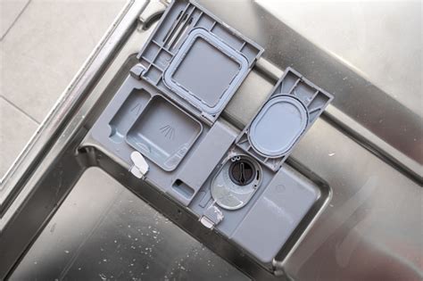 식기 세척기의 플라스틱 세제 및 컨디셔너 디스펜서 식기 세척기의 열린 용기 수납칸 닫기 가사 집안일에 대한 스톡 사진 및 기타