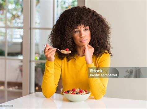 아프리카계 미국인 여자 질문에 대 한 곡물 나무 딸기 및 블루베리 심각한 얼굴 생각을 매우 먹는 혼란 아이디어 개념에 대한 스톡 사진 및 기타 이미지 Istock