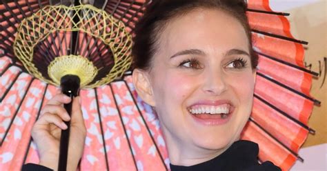 日 찾은 나탈리 포트만 전통 우산 들고 해맑은 미소 포토엔