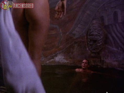 Naked Elizabeth Shé in Howling V
