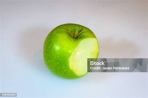 녹색의 할머니 스미스 사과 한 입 베어 물기 오른쪽 사과의 신선한 살의 흰색 내부가 흰색 도마에 보입니다 0명에 대한 스톡 사진 및 기타 이미지 Istock