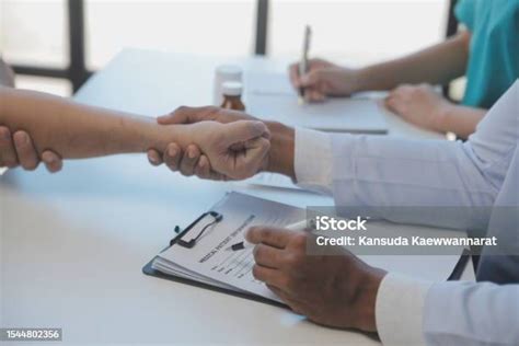 하얀 실험복을 입은 의사들과 수술용 수술복을 입은 의사들과 환자 기록 성공 의료 건강 관리 의학 의사의 작업 개념에 대해 논의하는 의료 팀 간호사에 대한 스톡 사진 및 기타