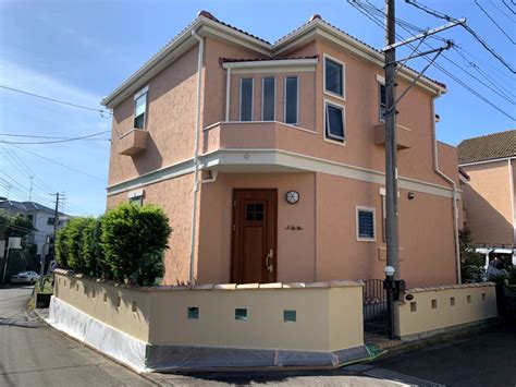 コケやカビだらけだった家がモロッコ風なピンクベージュの外壁に 横浜市緑区の外壁塗装なら斉藤塗装店へ