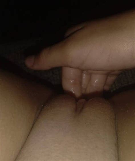 Foto De Novinha Enfiando Os Dedos Na Bucetinha